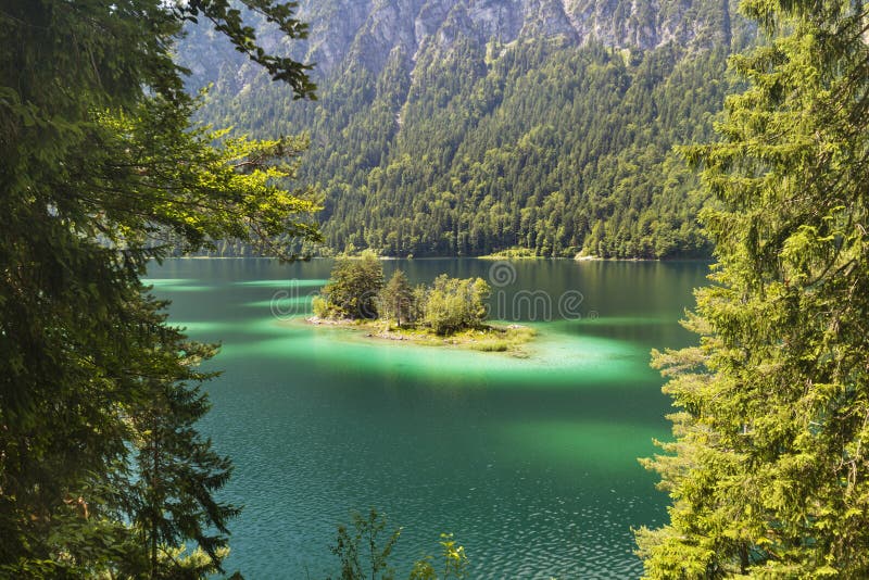 See Eibsee-Insel Nahe Garmisch, Deutschland Stockbild - Bild von alpen ...
