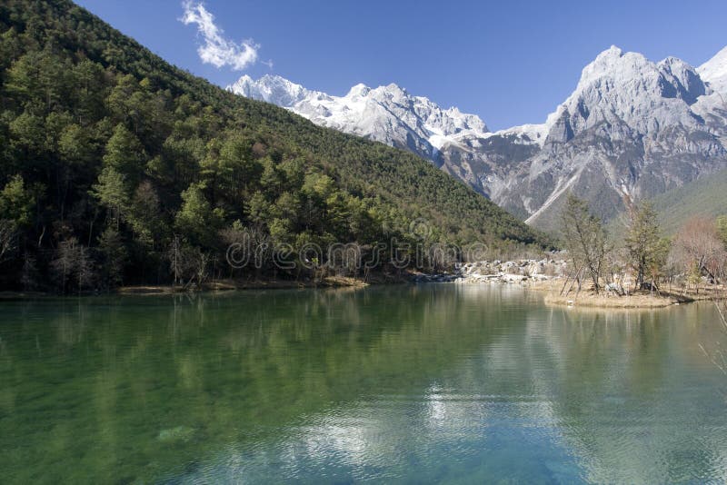 See am Jade-Drache-Schnee-Berg Stockbild - Bild von jade, wald: 12333755