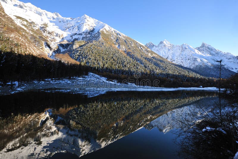 See mit Bergen im Herbst stockbild. Bild von herbst, schön - 34832327