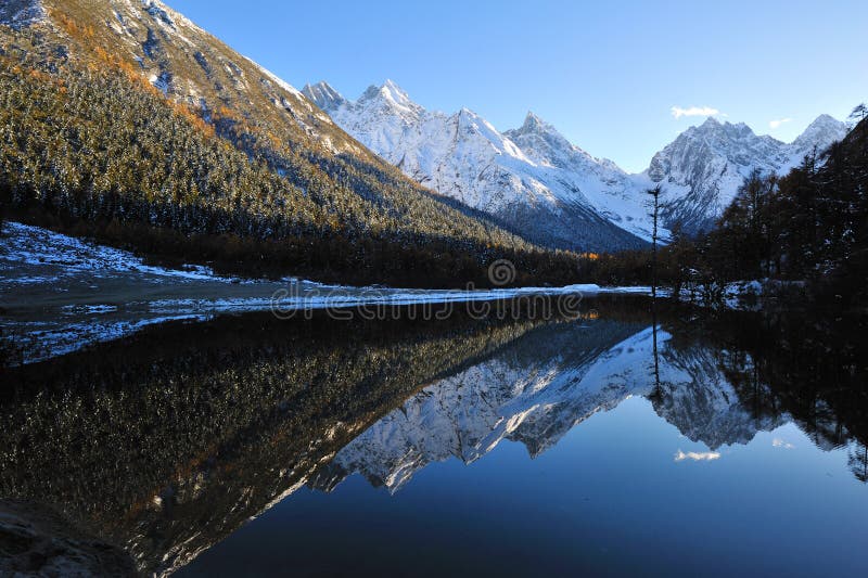 See mit Bergen im Herbst stockbild. Bild von herbst, schön - 34832327