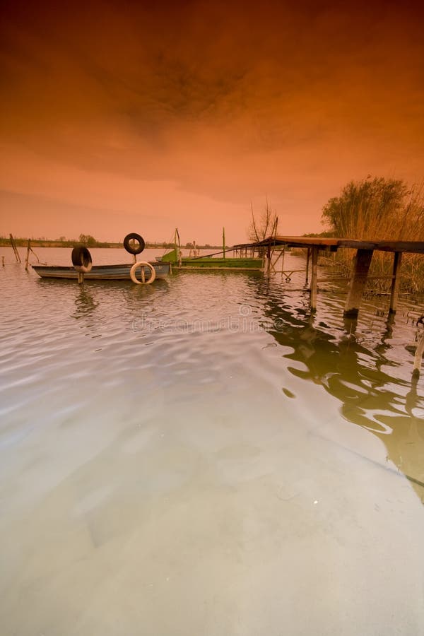 See mit Boot stockbild. Bild von seebrücke, dunkel, furcht - 8710291