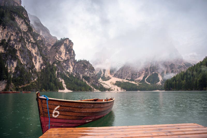 Braies See Und Boote Im Berg in Den Dolomit Stockbild - Bild von haus ...