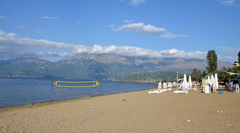 Pogradec, Albanien- 7. August 2014 Drei Jungs Im Gelben Holz Boot Ohrid ...
