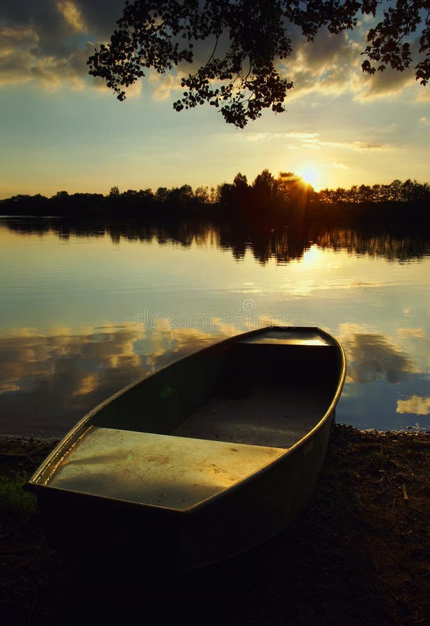 Bootssegeln Auf Sonnenuntergang Stock Abbildung - Illustration von ...