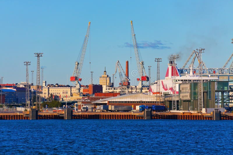 Seehafen in Helsinki, Finnland Stockbild - Bild von logistik, hafen ...