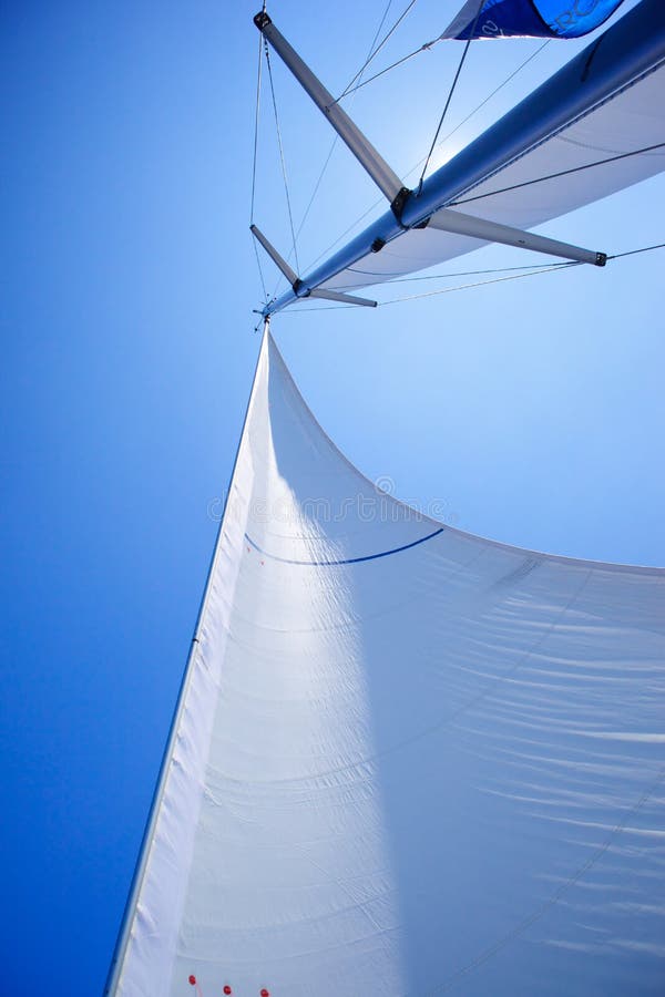 Segelboot, Das Blaues Meer am Sonnigen Sommertag Segelt Stockbild ...