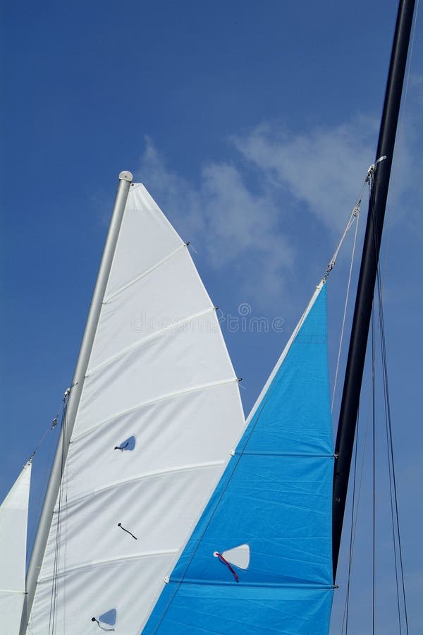 Segel von zwei Katamarann stockbild. Bild von himmel, regatta - 766517