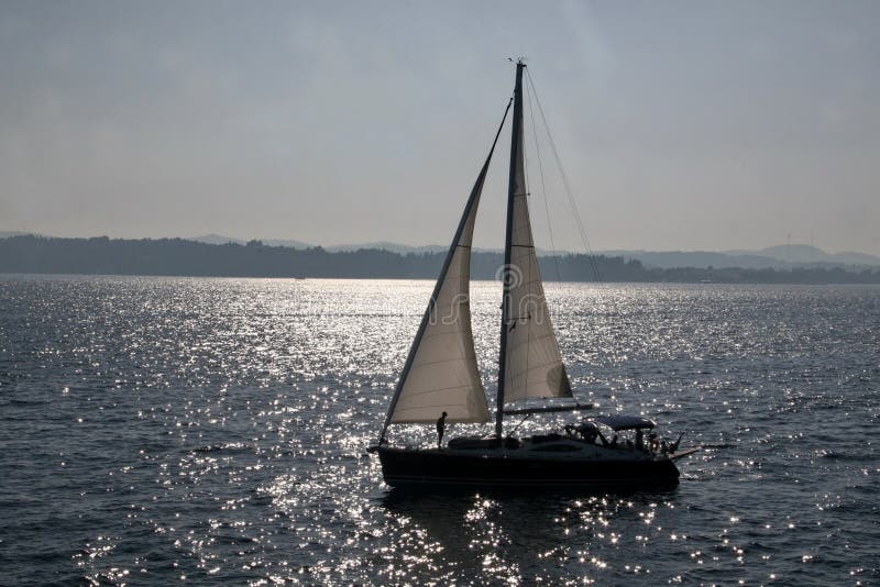 Segelboot stockfoto. Bild von blau, jachthafen, reflex - 32189546