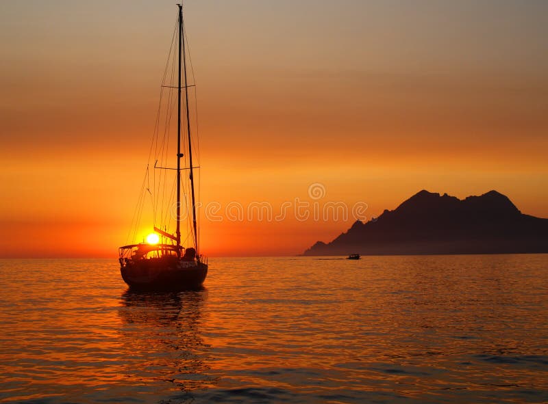 Segelboot am Anker stockbild. Bild von mittelmeer, kreuzen - 72408539