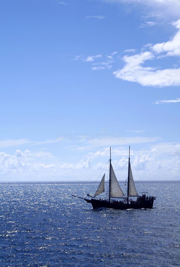 Segelboot auf blauem Meer stockfoto. Bild von maste, wasser - 10600384