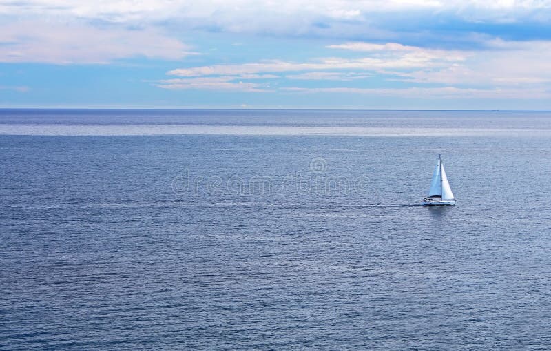 Segelboot auf dem Meer stockfoto. Bild von sonnig, relax - 39682362