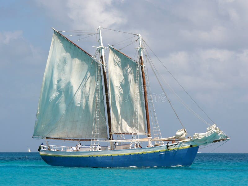 Segelboot auf dem Meer stockfoto. Bild von yacht, ferien - 4244476