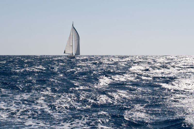 Segelboot auf rauem Meer stockfoto. Bild von reflexion - 11151938