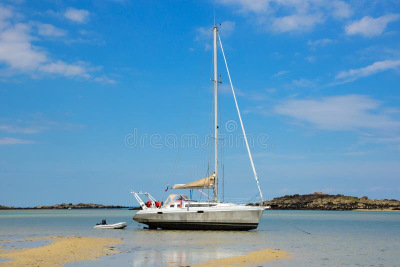 Segelboot Bei Ebbe Geparkt Im Sand Redaktionelles Stockfotografie ...
