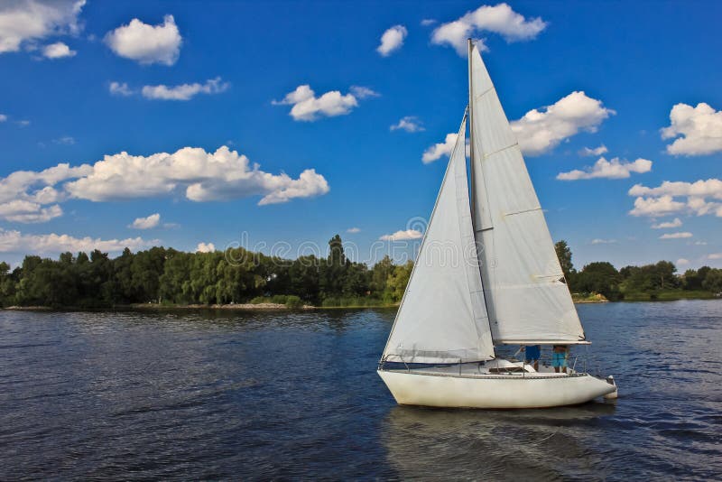 Segelboot auf dem Meer stockbild. Bild von reflexion - 30678901