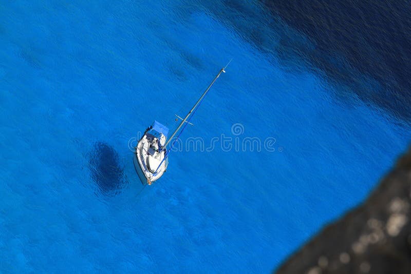 Segelboot im blauen Wasser stockbild. Bild von schacht - 31454133