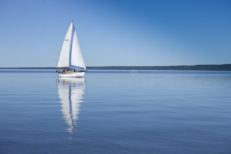Segelboot Im Ruhigen Wasser Stockfoto - Bild von ruhepause, lieferung ...