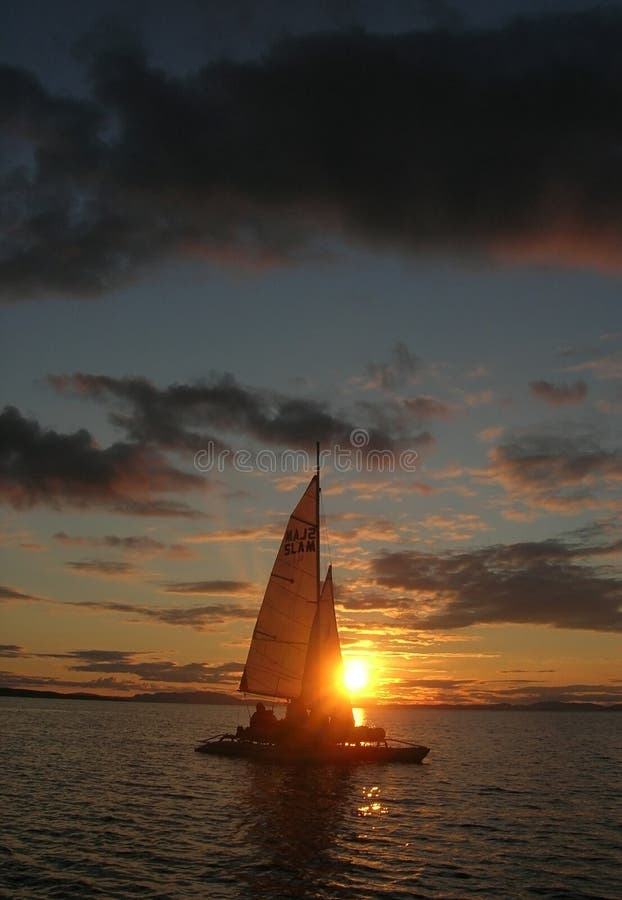 Segelboot Bei Sonnenuntergang Stockfoto - Bild von dämmerung, segel ...
