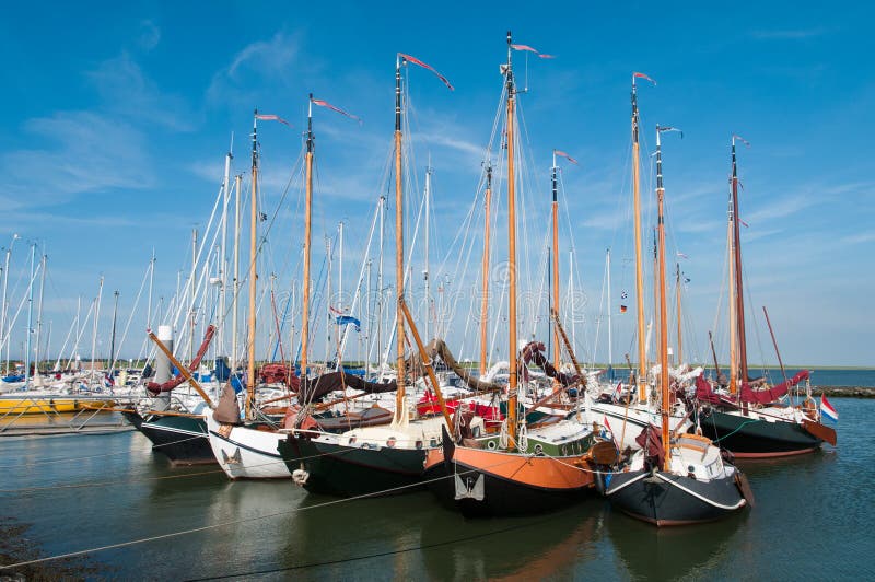 Segelboote Festgemacht in Einem Kleinen Hafen Redaktionelles Stockfoto ...