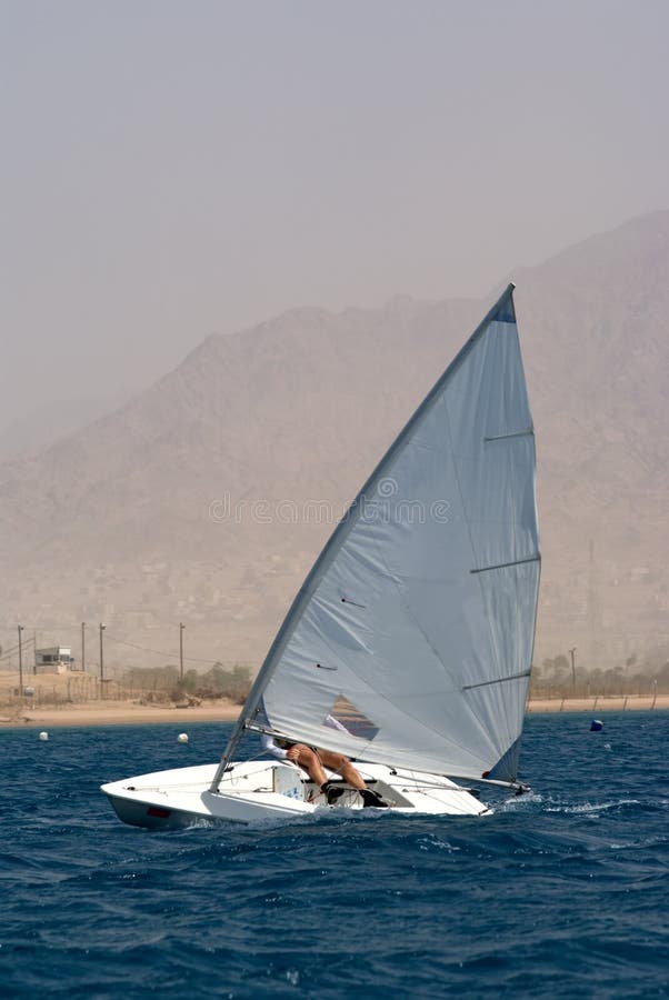 Segeln Auf Ein Kleines Segelboot Stockfoto - Bild von mannschaft ...