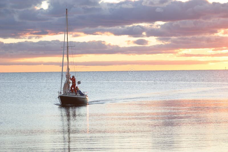 Segeln-Boot Auf Seiner Methode In Hafen Stockbild - Bild von wind ...