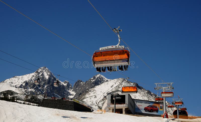 Seggiovia E Montagna Con Cielo Blu Piacevole Fotografia Stock ...