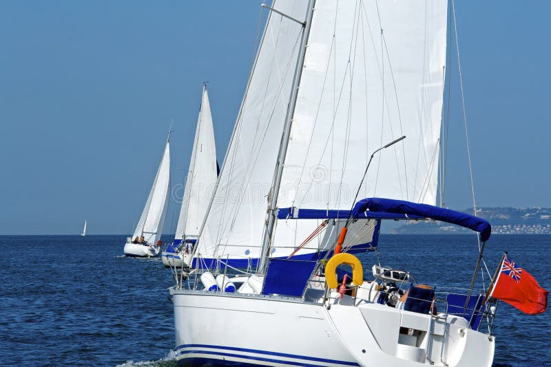 Segelbåtar med vita segel arkivfoto. Bild av händelse - 26774020