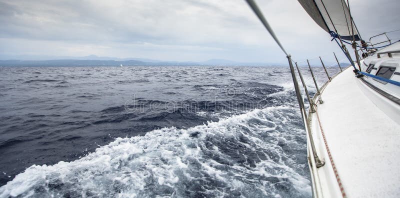 Seglingskeppet Seglar I Havet I Stormigt Väder Fotografering för ...
