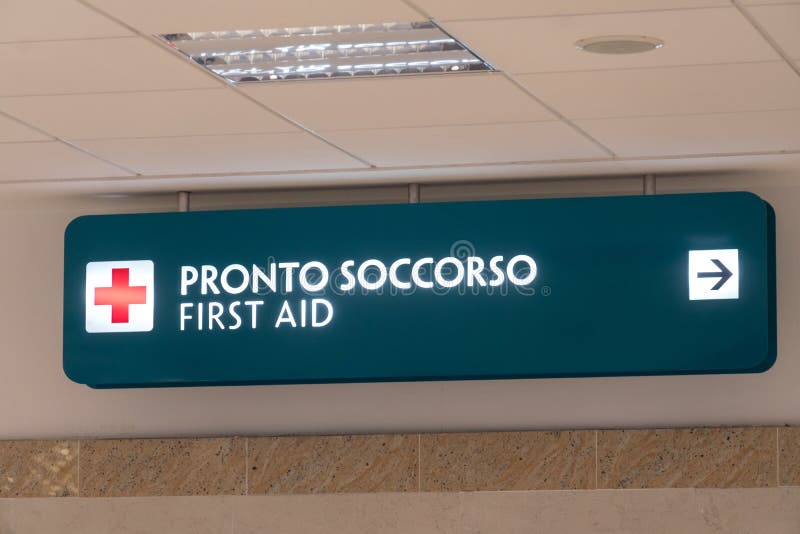 Segnalatore Italiano Di Pronto Soccorso Immagine Editoriale - Immagine ...