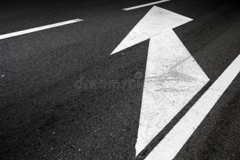 Segnaletica Stradale Con Le Linee Bianche E La Freccia Immagine Stock ...