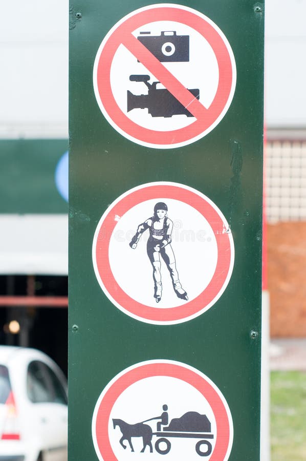 Segni di limitazione fotografia stock. Immagine di arresto - 50844708