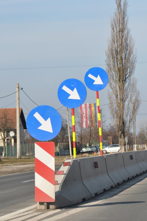 Segno della deviazione immagine stock. Immagine di italia - 109280257