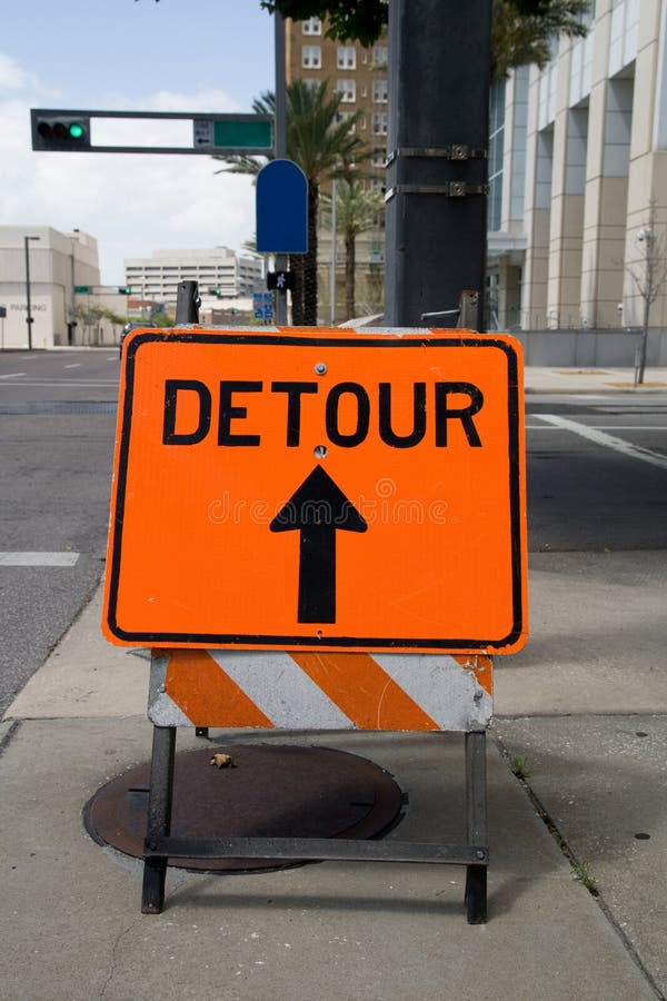Segno della deviazione fotografia stock. Immagine di freccia - 5442328