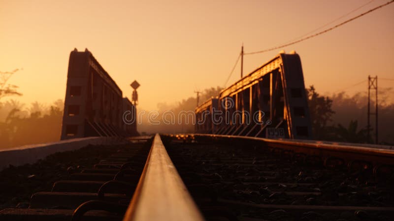 Seguir Recto Por El Camino Correcto Imagen de archivo - Imagen de tarde ...