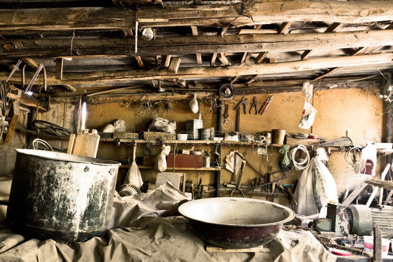 Sehr alte Werkstatt stockbild. Bild von schleifer, holz - 21345725