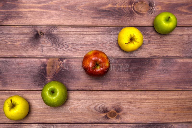 Seis manzanas en la tabla imagen de archivo. Imagen de cuatro - 92224491
