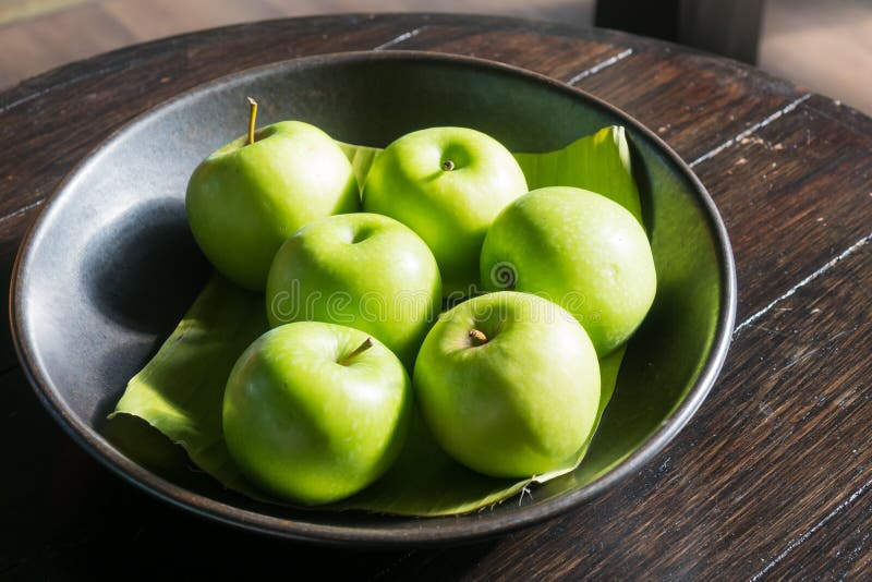 Seis manzanas verdes imagen de archivo. Imagen de dieta - 4116299