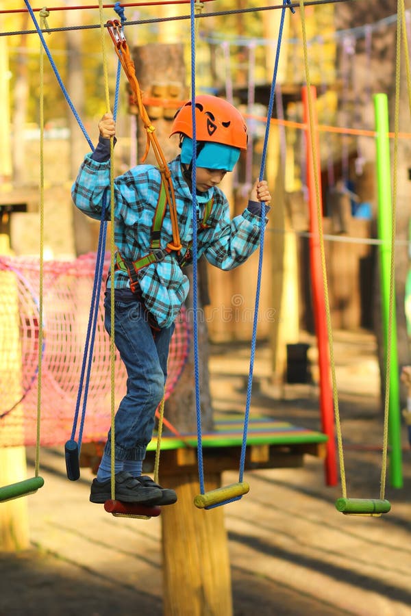 Niño Superando El Recorrido De Obstáculos En El Parque De Cuerdas Al