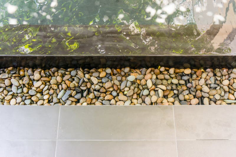 Seixos na calha da piscina foto de stock. Imagem de arquitetura - 40967982