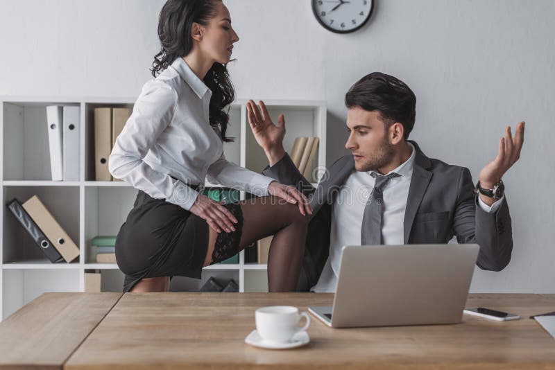 Namiętna Sekretarka Kusi Bogatego Bizneswomanu W Biurze Obraz Stock Obraz Złożonej Z Biznes