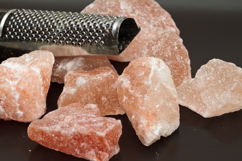 Sel De Roche Himalayen Dans Un Bol En Bois Sur Une Surface Sombre Image ...