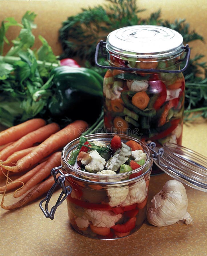 Konserven stockfoto. Bild von konserven, frucht, glas - 113056852