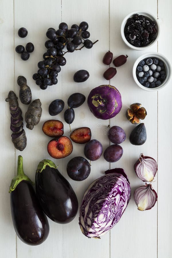 Frutas e legumes roxas imagem de stock. Imagem de doce - 60936771
