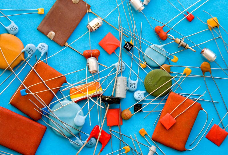 Insieme Dei Condensatori Utilizzati Di Vari Tipi Su Un Fondo Bianco ...