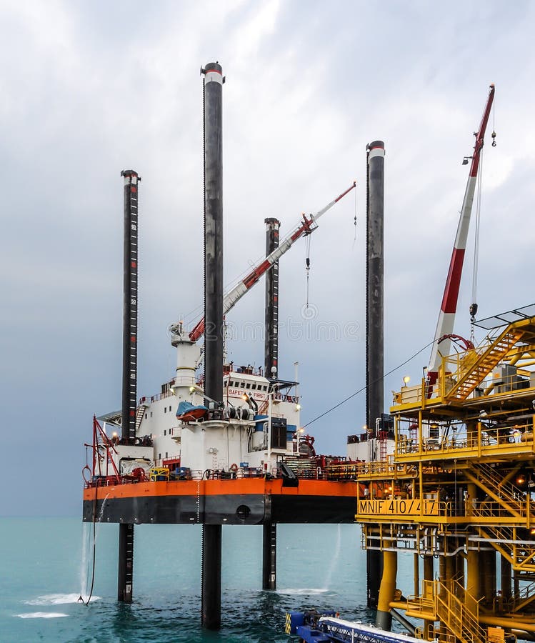 Zee Jack-up Aak En Een Olietanker Stock Afbeelding - Image of zelf ...