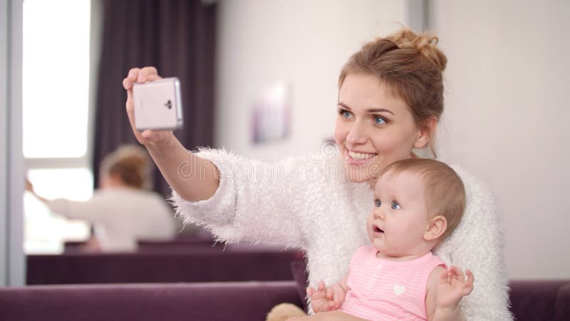 Selfie Moeder En Dochter Thuis Mooie Vrouw Met Kind Die Foto Neemt