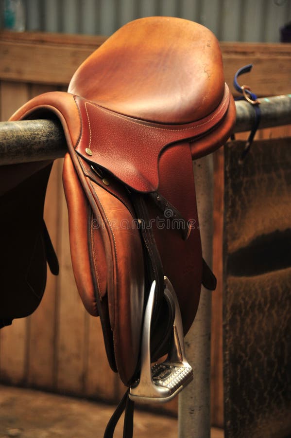 Sella Del Cavallo Su Una Guida Immagine Stock - Immagine di rustic ...