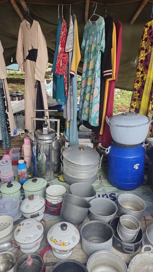 Selling Pans in the Secondhand Market, Discovering Treasures at the ...