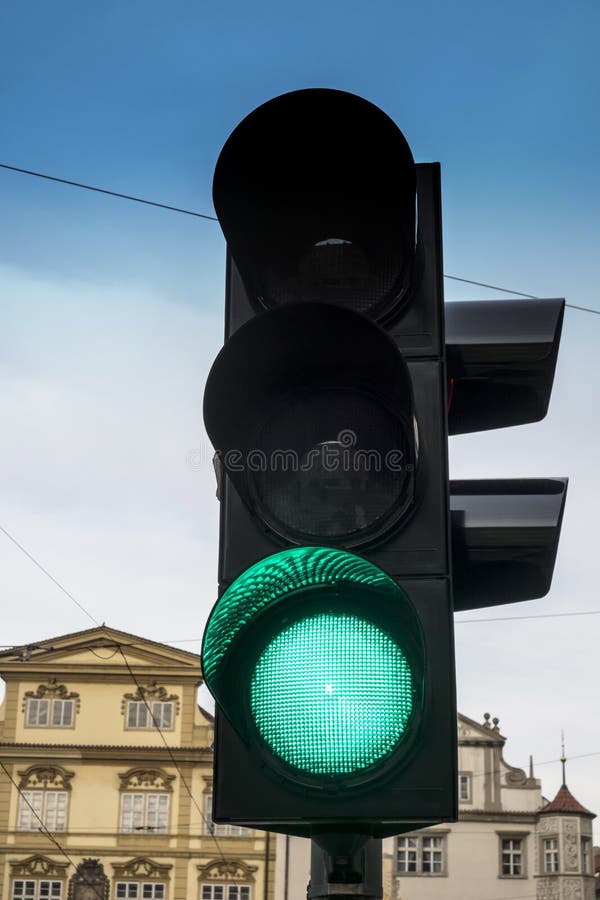Color verde en el semáforo foto de archivo. Imagen de cambio - 16973212