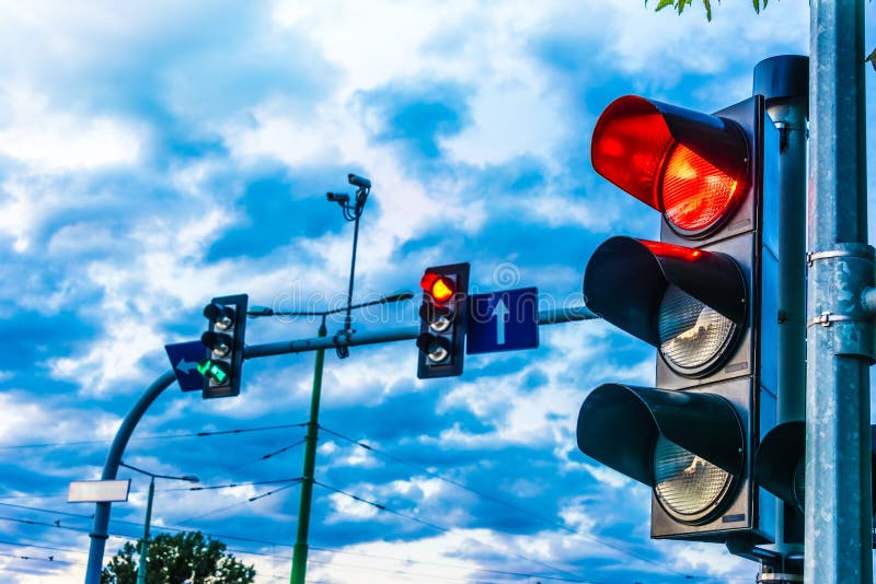 Semafori Sopra L'intersezione Urbana Immagine Stock - Immagine di ...